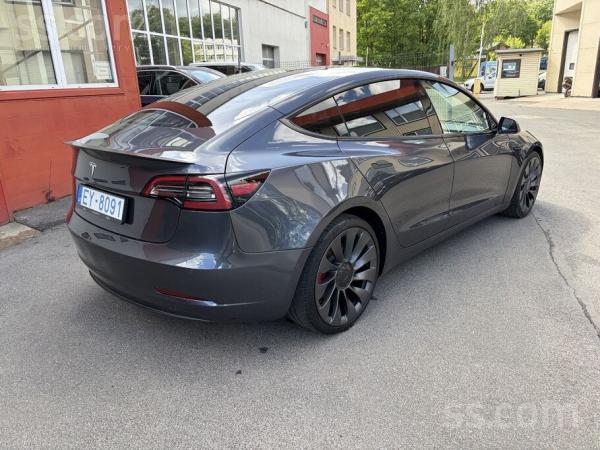 Серый Тесла Модель 3 2022 в Рига, объемом двигателя 0.00 л и пробегом 124 тыс. км за 27300 €, фото 3 на AUTOMOTO.COM.LV