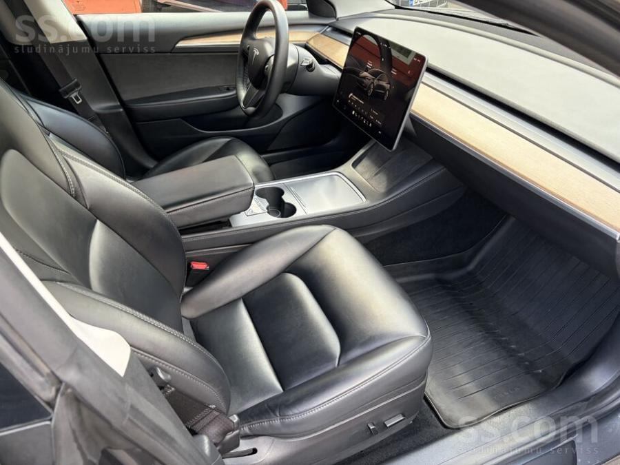 Grey Tesla Model 3 2022 in Riga, with an engine capacity of 0.00 L and mileage of 124 thousand km for 27300 €, photo 7 on AUTOMOTO.COM.LV