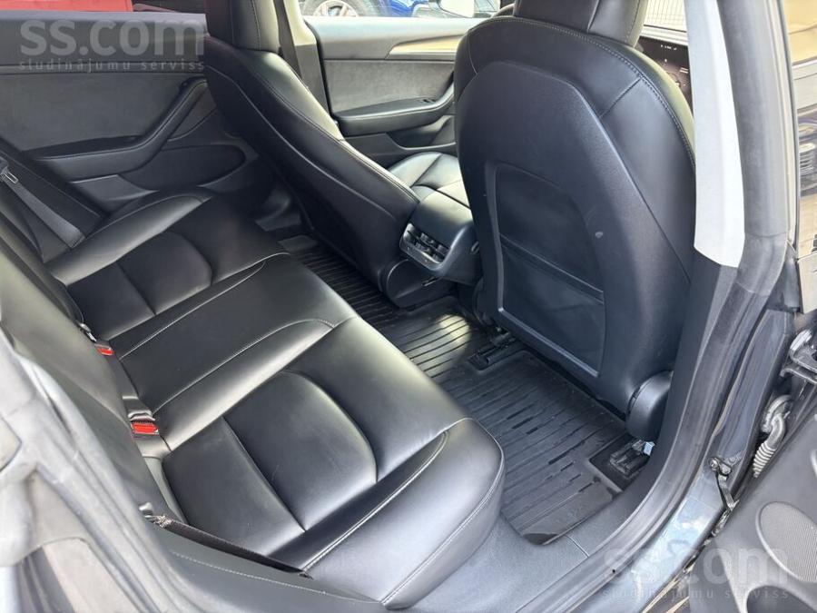 Grey Tesla Model 3 2022 in Riga, with an engine capacity of 0.00 L and mileage of 124 thousand km for 27300 €, photo 8 on AUTOMOTO.COM.LV