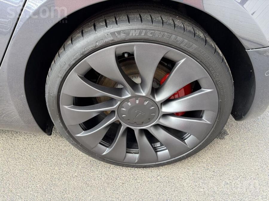 Grey Tesla Model 3 2022 in Riga, with an engine capacity of 0.00 L and mileage of 124 thousand km for 27300 €, photo 11 on AUTOMOTO.COM.LV