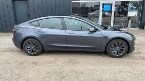 Grey Tesla Model 3 2023 in Utena, with an engine capacity of 0.00 L and mileage of 171 thousand km for 24250 €, photo 10 on AUTOMOTO.COM.LV