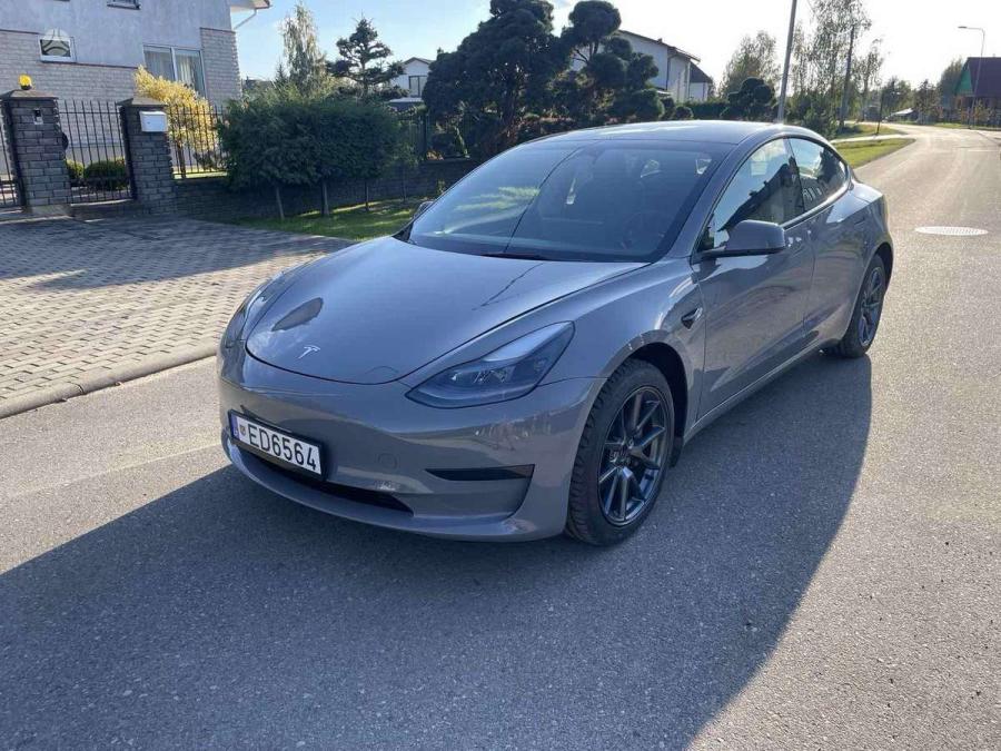 Pelēks Tesla Model 3 2023 Viļņa, ar dzinēja tilpumu 0.00 L un nobraukumu 23 tūkst. km par 28000 €, foto 1 vietnē AUTOMOTO.COM.LV