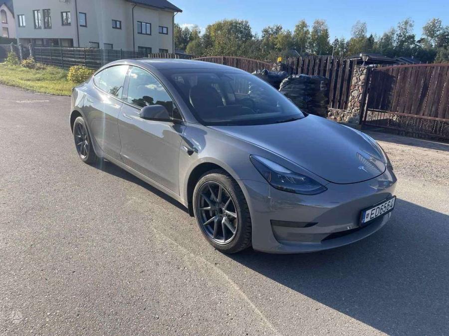 Pelēks Tesla Model 3 2023 Viļņa, ar dzinēja tilpumu 0.00 L un nobraukumu 23 tūkst. km par 28000 €, foto 2 vietnē AUTOMOTO.COM.LV