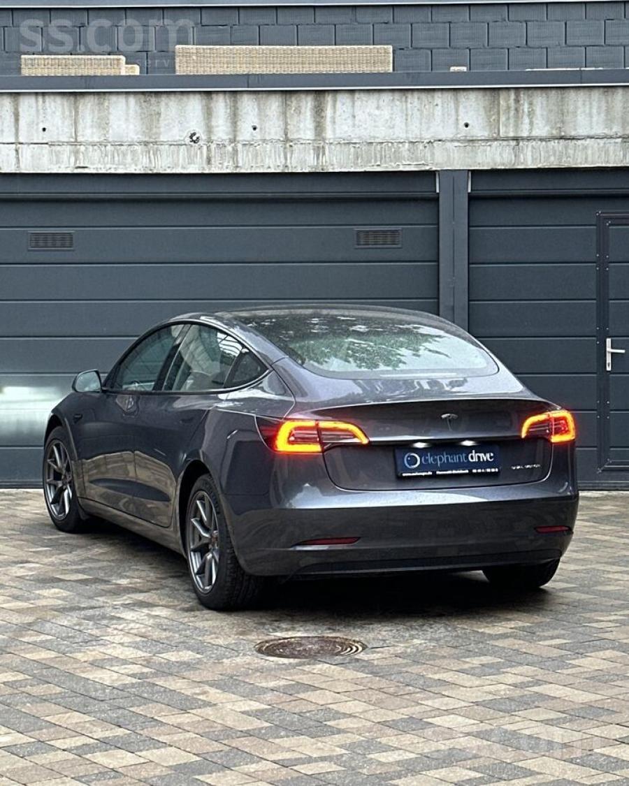 Grey Tesla Model 3 2023 in Riga, with an engine capacity of 0.00 L and mileage of 36 thousand km for 32870 €, photo 4 on AUTOMOTO.COM.LV