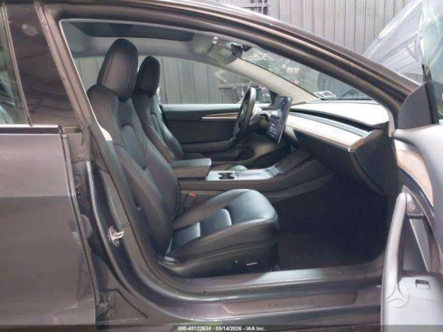 Pelēks Tesla Model 3 2023 Klaipėda, ar dzinēja tilpumu 0.00 L un nobraukumu 20 tūkst. km par 18850 €, foto 6 vietnē AUTOMOTO.COM.LV