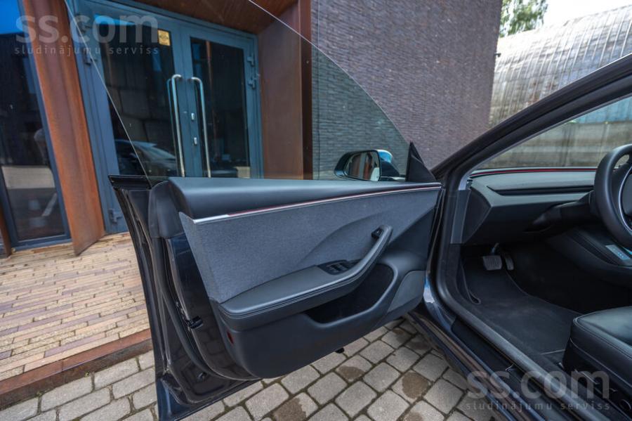 Grey Tesla Model 3 2024 in Riga, with an engine capacity of 0.00 L and mileage of 103 thousand km for 37900 €, photo 14 on AUTOMOTO.COM.LV