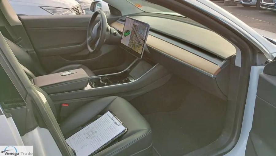 Tesla Model 3 2020 in Riga, with an engine capacity of 0.00 L and mileage of 126 thousand km for 15500 €, photo 8 on AUTOMOTO.COM.LV