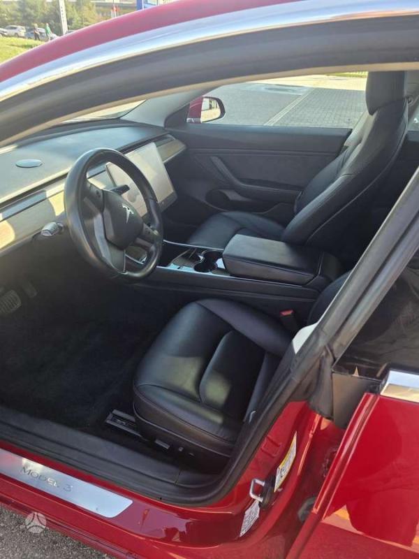 Red Tesla Model 3 2018 in Kaunas, with an engine capacity of 0.00 L and mileage of 140 thousand km for 16940 €, photo 6 on AUTOMOTO.COM.LV