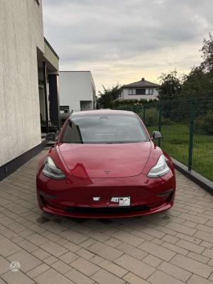 Sarkans Tesla Model 3 2018 Viļņa, ar dzinēja tilpumu 0.00 L un nobraukumu 198 tūkst. km par 16900 €, foto  vietnē AUTOMOTO.COM.LV