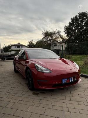 Red Tesla Model 3 2018 in Vilnius, with an engine capacity of 0.00 L and mileage of 198 thousand km for 16900 €, photo 4 on AUTOMOTO.COM.LV