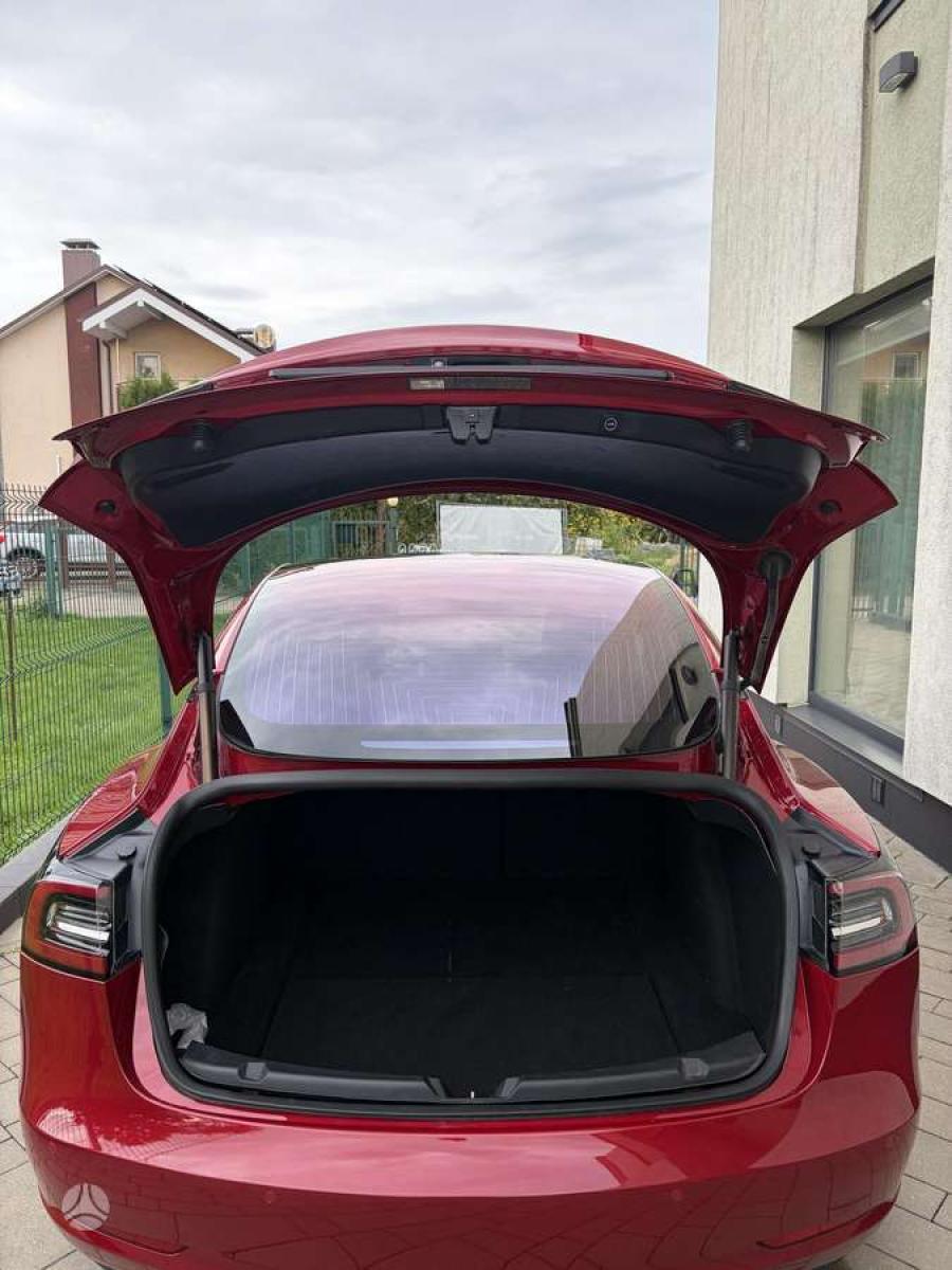 Red Tesla Model 3 2018 in Vilnius, with an engine capacity of 0.00 L and mileage of 198 thousand km for 16900 €, photo 9 on AUTOMOTO.COM.LV