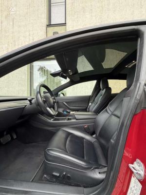 Red Tesla Model 3 2018 in Vilnius, with an engine capacity of 0.00 L and mileage of 198 thousand km for 16900 €, photo 11 on AUTOMOTO.COM.LV