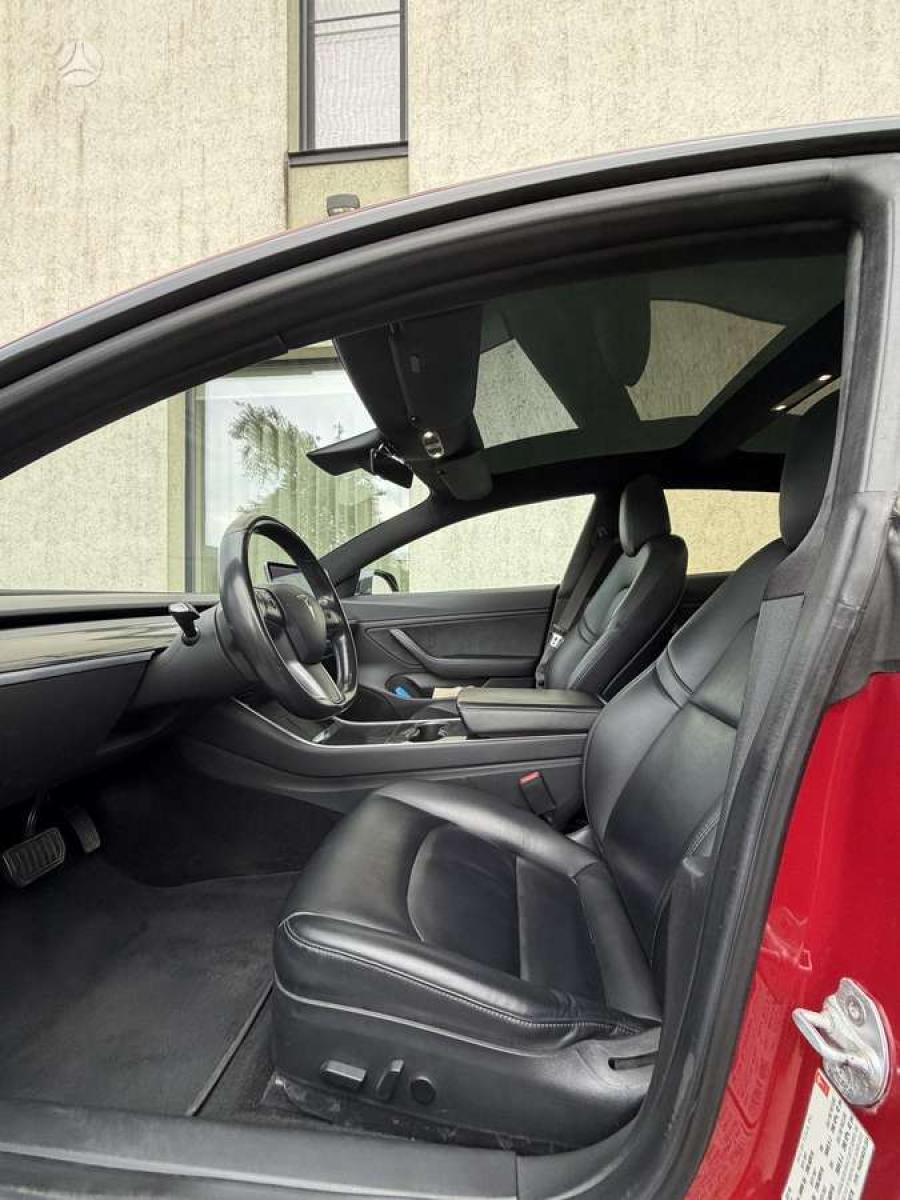 Red Tesla Model 3 2018 in Vilnius, with an engine capacity of 0.00 L and mileage of 198 thousand km for 16900 €, photo 11 on AUTOMOTO.COM.LV