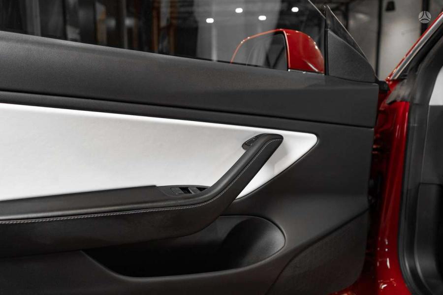 Red Tesla Model 3 2019 in Riga, with an engine capacity of 0.00 L and mileage of 140 thousand km for 23900 €, photo 15 on AUTOMOTO.COM.LV