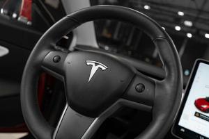 Red Tesla Model 3 2019 in Riga, with an engine capacity of 0.00 L and mileage of 140 thousand km for 23900 €, photo 20 on AUTOMOTO.COM.LV
