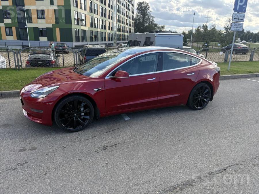 Red Tesla Model 3 2019 in Riga, with an engine capacity of 0.00 L and mileage of 173 thousand km for 21000 €, photo 3 on AUTOMOTO.COM.LV