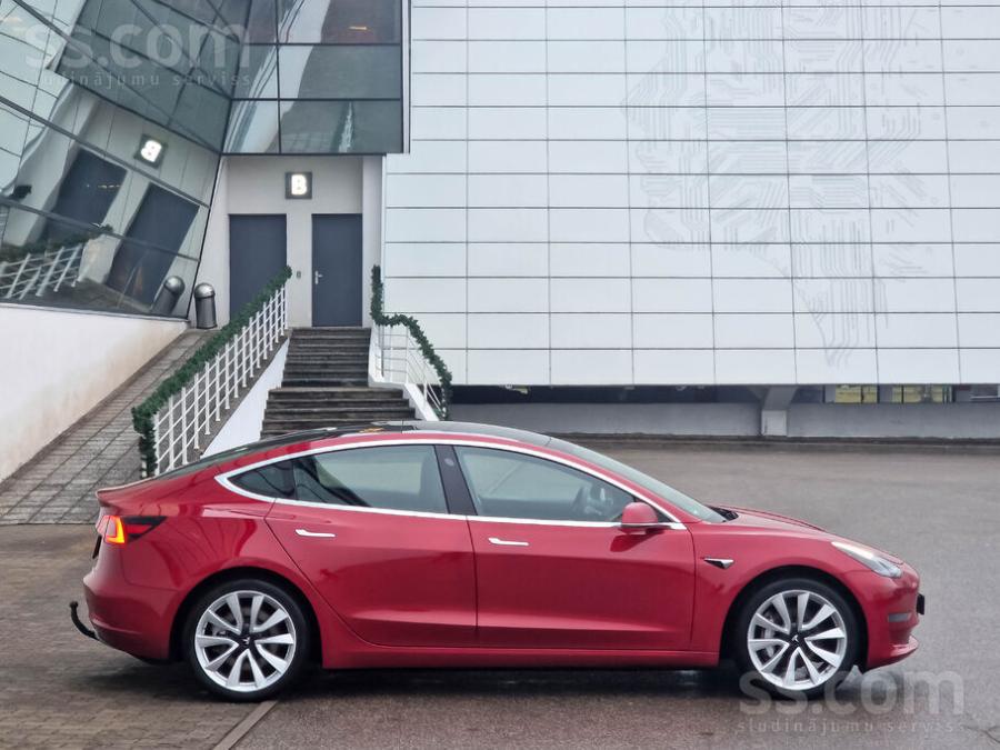 Red Tesla Model 3 2020 in Riga, with an engine capacity of 0.00 L and mileage of 126 thousand km for 21777 €, photo 4 on AUTOMOTO.COM.LV