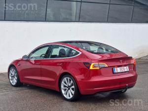 Red Tesla Model 3 2020 in Riga, with an engine capacity of 0.00 L and mileage of 126 thousand km for 21777 €, photo 6 on AUTOMOTO.COM.LV