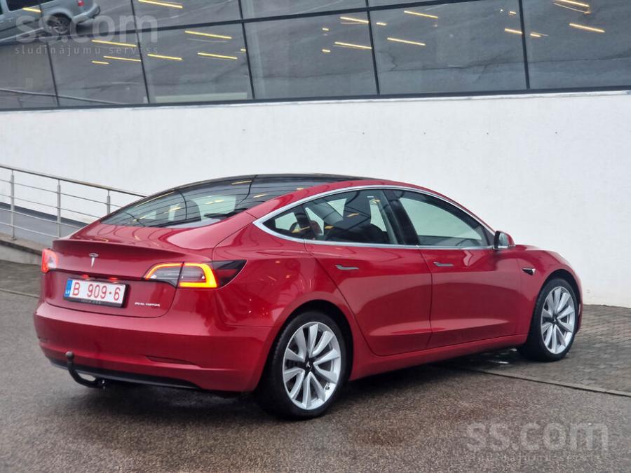 Red Tesla Model 3 2020 in Riga, with an engine capacity of 0.00 L and mileage of 126 thousand km for 21777 €, photo 8 on AUTOMOTO.COM.LV