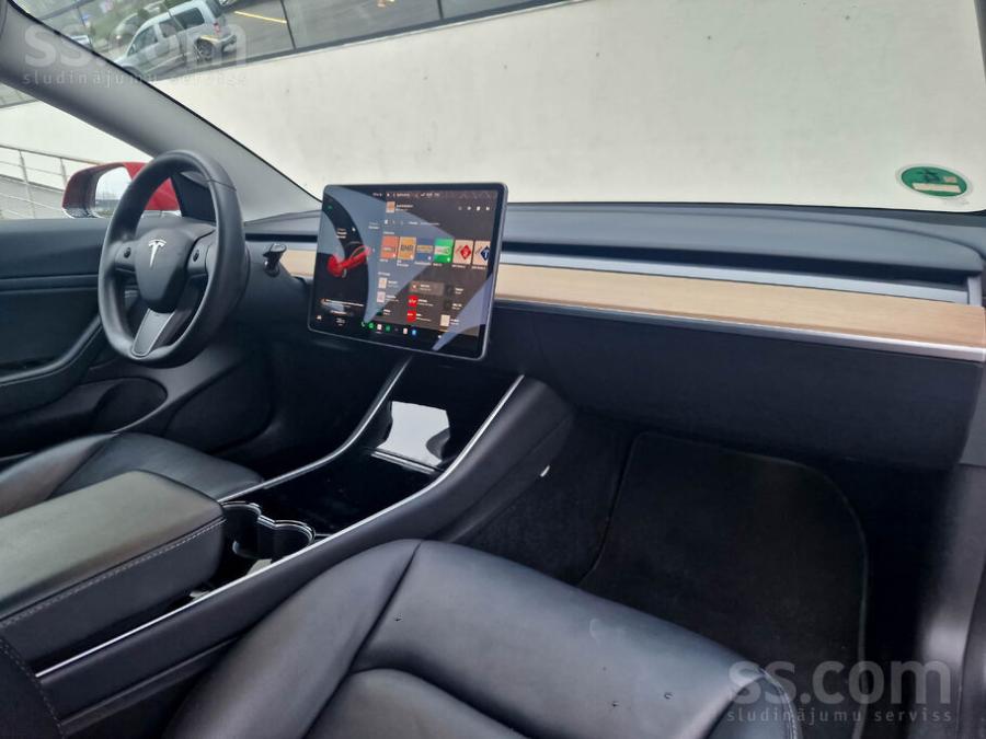 Red Tesla Model 3 2020 in Riga, with an engine capacity of 0.00 L and mileage of 126 thousand km for 21777 €, photo 11 on AUTOMOTO.COM.LV