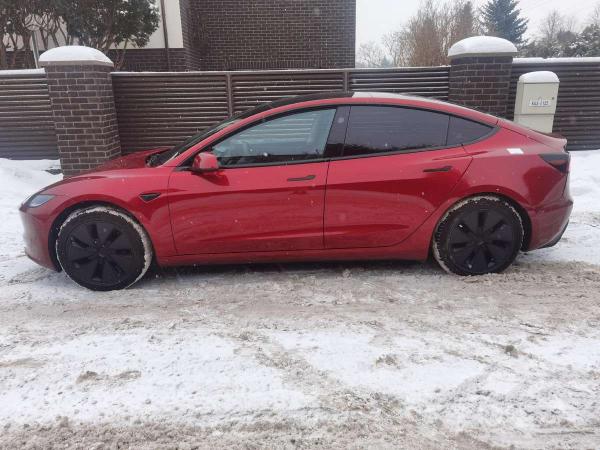 Sarkans Tesla Model 3 2023 Kauņa, ar dzinēja tilpumu 0.00 L un nobraukumu 31 tūkst. km par 21900 €, foto 2 vietnē AUTOMOTO.COM.LV