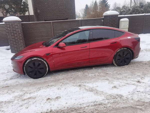 Sarkans Tesla Model 3 2023 Kauņa, ar dzinēja tilpumu 0.00 L un nobraukumu 31 tūkst. km par 21300 €, foto 2 vietnē AUTOMOTO.COM.LV