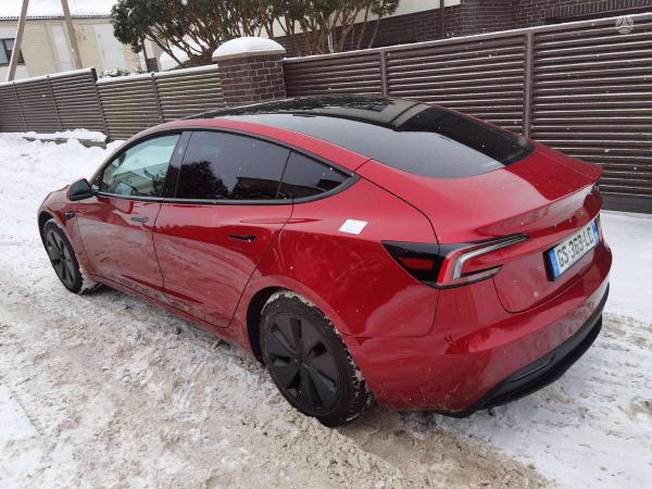 Sarkans Tesla Model 3 2023 Kauņa, ar dzinēja tilpumu 0.00 L un nobraukumu 31 tūkst. km par 21300 €, foto 3 vietnē AUTOMOTO.COM.LV