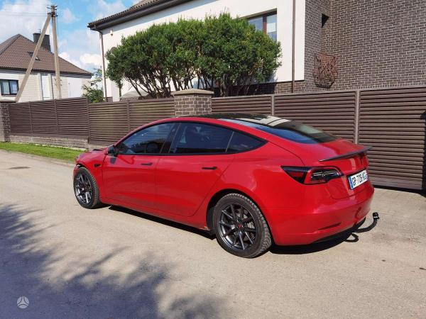 Sarkans Tesla Model 3 2023 Kauņa, ar dzinēja tilpumu 0.00 L un nobraukumu 115 tūkst. km par 13500 €, foto 1 vietnē AUTOMOTO.COM.LV