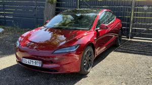 Красный Тесла Модель 3 2023 в Ионава, объемом двигателя 0.00 л и пробегом 70 тыс. км за 31700 €, фото 6 на AUTOMOTO.COM.LV