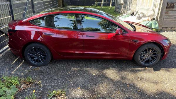Tesla Model 3 2023 Jonava vietnē Sarkans Tesla Model 3 2023 Jonava, ar dzinēja tilpumu 0.00 L un nobraukumu 70 tūkst. km par 31700 €, foto 9 vietnē AUTOMOTO.COM.LV