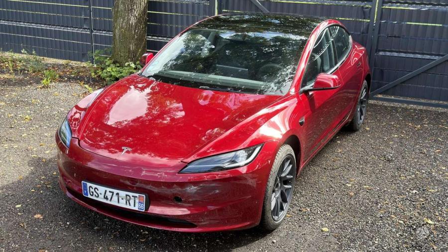 Red Tesla Model 3 2023 in Jonava, with an engine capacity of 0.00 L and mileage of 70 thousand km for 30500 €, photo 3 on AUTOMOTO.COM.LV