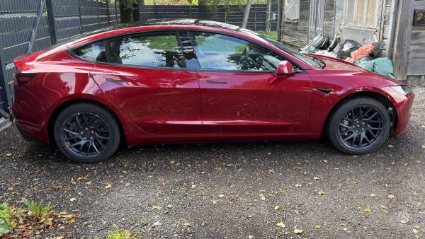 Tesla Model 3 2023 Jonava vietnē Sarkans Tesla Model 3 2023 Jonava, ar dzinēja tilpumu 0.00 L un nobraukumu 70 tūkst. km par 30500 €, foto 5 vietnē AUTOMOTO.COM.LV