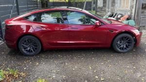 Red Tesla Model 3 2023 in Jonava, with an engine capacity of 0.00 L and mileage of 70 thousand km for 30500 €, photo 5 on AUTOMOTO.COM.LV