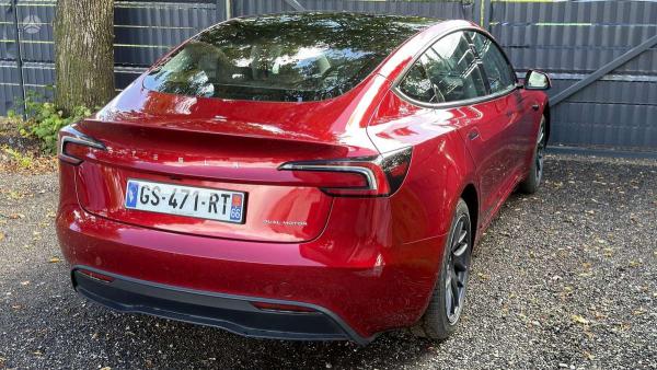 Tesla Model 3 2023 Jonava vietnē Sarkans Tesla Model 3 2023 Jonava, ar dzinēja tilpumu 0.00 L un nobraukumu 70 tūkst. km par 30500 €, foto 6 vietnē AUTOMOTO.COM.LV