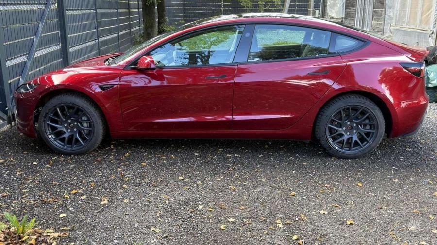 Red Tesla Model 3 2023 in Jonava, with an engine capacity of 0.00 L and mileage of 70 thousand km for 30500 €, photo 9 on AUTOMOTO.COM.LV
