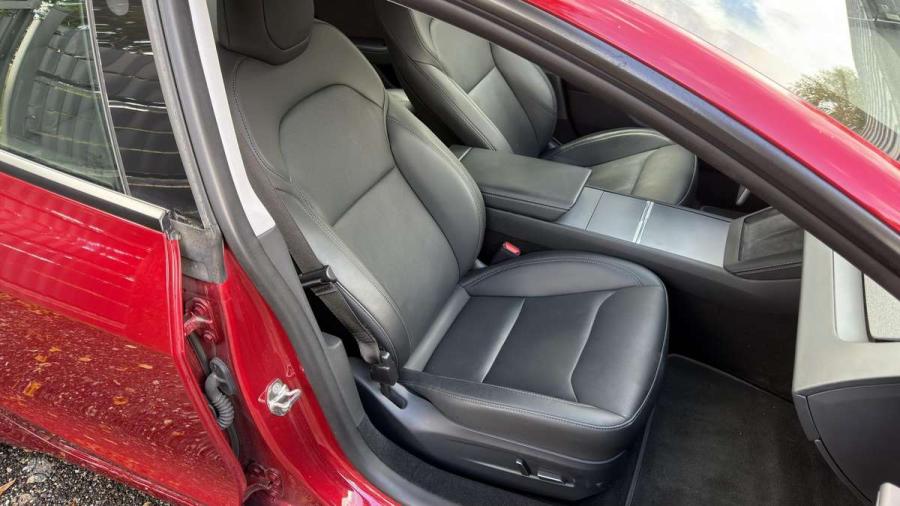 Red Tesla Model 3 2023 in Jonava, with an engine capacity of 0.00 L and mileage of 70 thousand km for 30500 €, photo 20 on AUTOMOTO.COM.LV