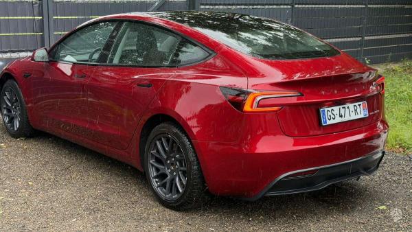 Tesla Model 3 2023 Jonava vietnē Sarkans Tesla Model 3 2023 Jonava, ar dzinēja tilpumu 0.00 L un nobraukumu 70 tūkst. km par 29600 €, foto 4 vietnē AUTOMOTO.COM.LV