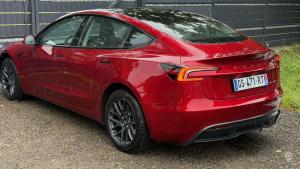 Red Tesla Model 3 2023 in Jonava, with an engine capacity of 0.00 L and mileage of 70 thousand km for 29600 €, photo 4 on AUTOMOTO.COM.LV
