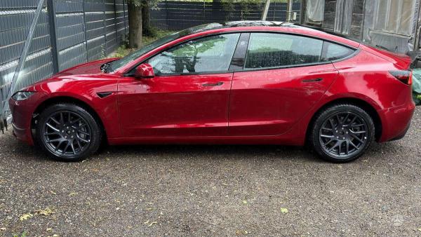 Tesla Model 3 2023 Jonava vietnē Sarkans Tesla Model 3 2023 Jonava, ar dzinēja tilpumu 0.00 L un nobraukumu 70 tūkst. km par 29600 €, foto 5 vietnē AUTOMOTO.COM.LV