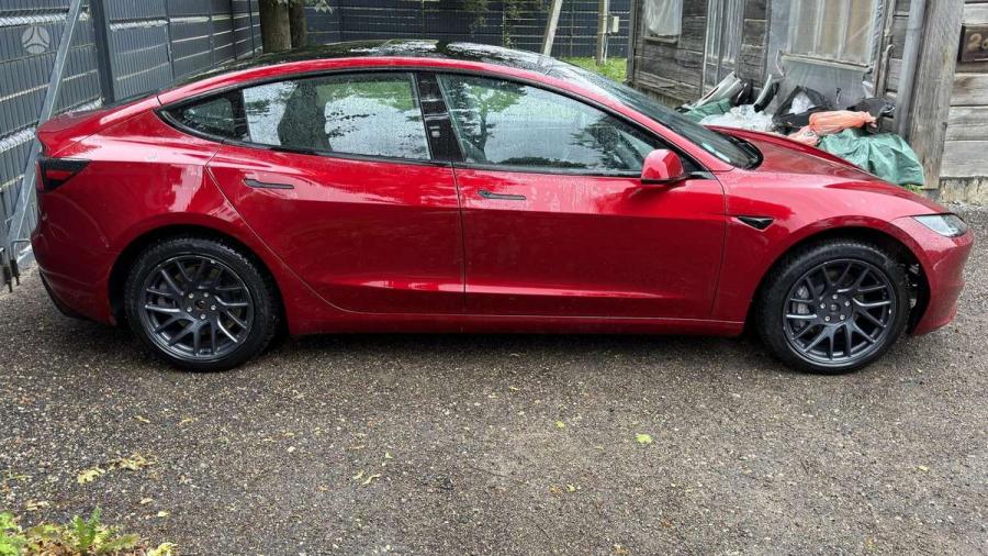 Red Tesla Model 3 2023 in Jonava, with an engine capacity of 0.00 L and mileage of 70 thousand km for 29600 €, photo 17 on AUTOMOTO.COM.LV