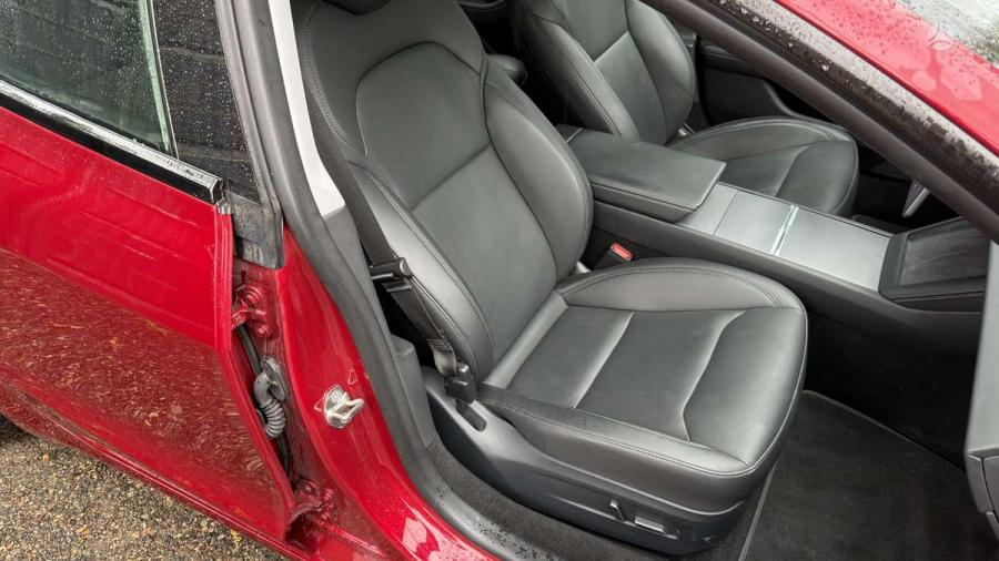 Red Tesla Model 3 2023 in Jonava, with an engine capacity of 0.00 L and mileage of 70 thousand km for 29600 €, photo 20 on AUTOMOTO.COM.LV