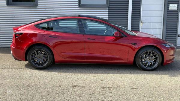 Sarkans Tesla Model 3 2023 Jonava, ar dzinēja tilpumu 0.00 L un nobraukumu 77 tūkst. km par 38850 €, foto 5 vietnē AUTOMOTO.COM.LV
