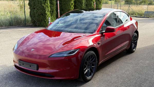 Sarkans Tesla Model 3 2023 Jonava, ar dzinēja tilpumu 0.00 L un nobraukumu 77 tūkst. km par 38850 €, foto 10 vietnē AUTOMOTO.COM.LV