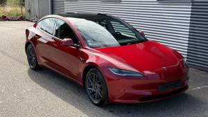 Красный Тесла Модель 3 2023 в Ионава, объемом двигателя 0.00 л и пробегом 77 тыс. км за 38850 €, фото 12 на AUTOMOTO.COM.LV