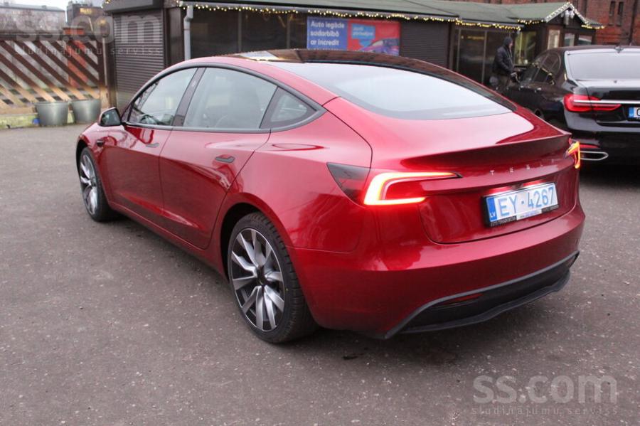 Sarkans Tesla Model 3 2024 Liepāja, ar dzinēja tilpumu 0.00 L un nobraukumu 20 tūkst. km par 33500 €, foto 3 vietnē AUTOMOTO.COM.LV