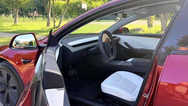 Red Tesla Model 3 2024 in Silute, with an engine capacity of 0.00 L and mileage of 47 thousand km for 35500 €, photo 5 on AUTOMOTO.COM.LV