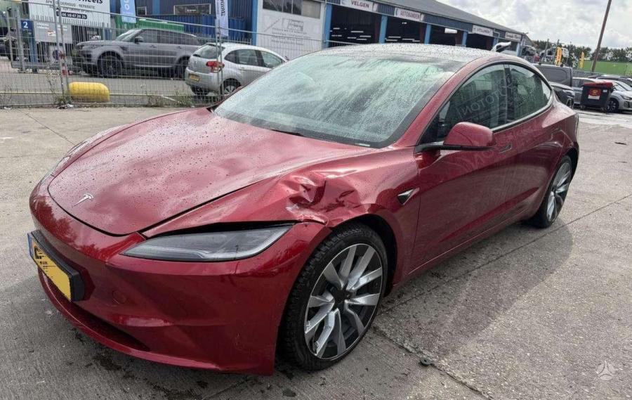 Red Tesla Model 3 2024 in Kaunas, with an engine capacity of 0.00 L and mileage of 50 thousand km for 31339 €, photo 1 on AUTOMOTO.COM.LV