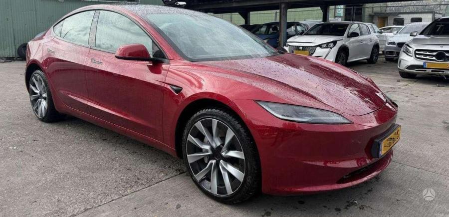 Red Tesla Model 3 2024 in Kaunas, with an engine capacity of 0.00 L and mileage of 50 thousand km for 31339 €, photo 3 on AUTOMOTO.COM.LV