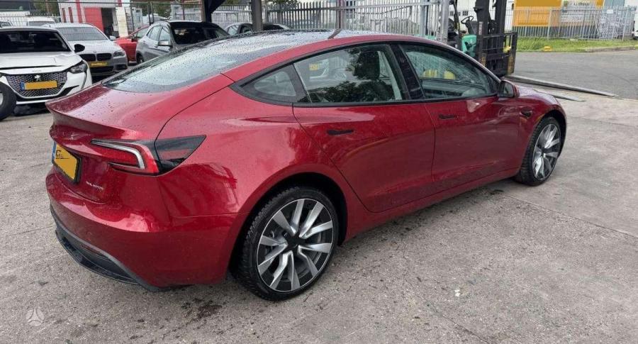 Red Tesla Model 3 2024 in Kaunas, with an engine capacity of 0.00 L and mileage of 50 thousand km for 31339 €, photo 4 on AUTOMOTO.COM.LV