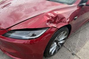 Red Tesla Model 3 2024 in Kaunas, with an engine capacity of 0.00 L and mileage of 50 thousand km for 31339 €, photo 8 on AUTOMOTO.COM.LV